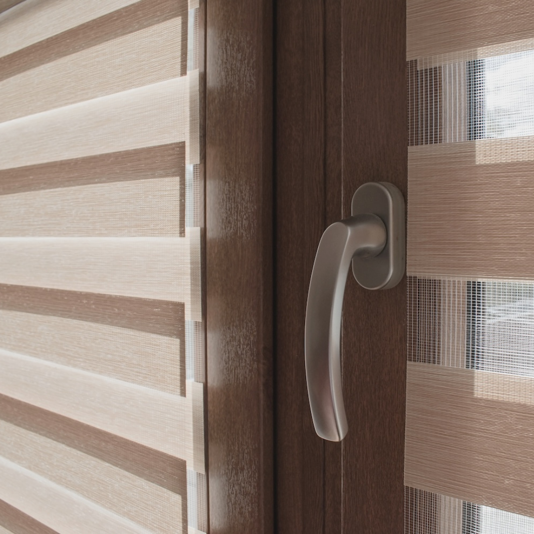 Rolety den a noc vs. klasické žaluzie – Které řešení je pro vás lepší?